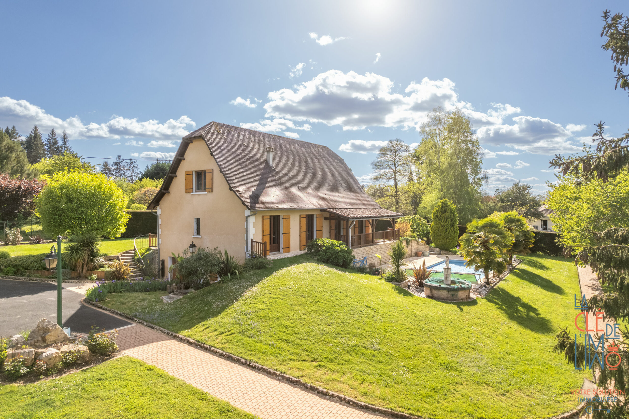 Magnifique parc pour cette maison 4 chambres avec piscine - La clé de l ...